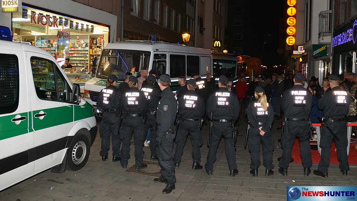 Razzia in der Düsseldorfer Altstadt - Über 100 Polizisten im Einsatz